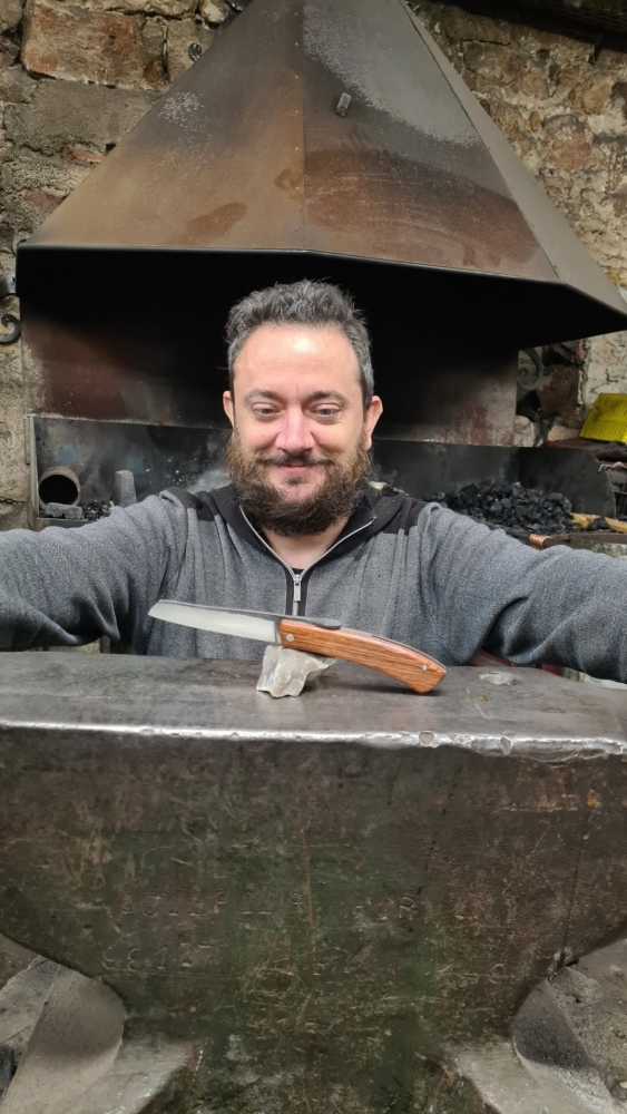 Couteau pliant forgé, stage de forge coutellerie, artisan forgeron à ...